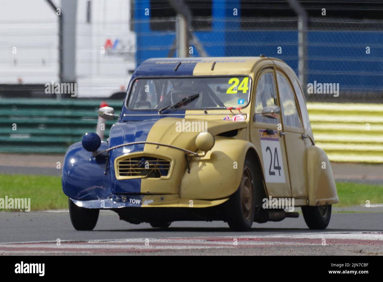 Croft, Angleterre, le 6 août 2022. Lien Davies pilotant une Citroën 2CV ...