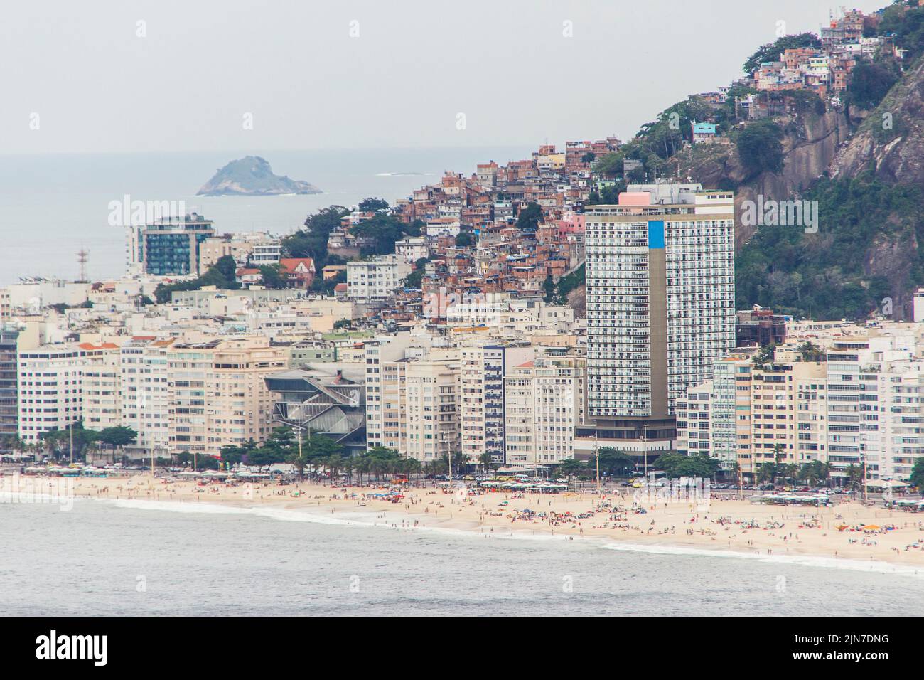 Copacabana beach sidewalk design palm Banque de photographies et d ...