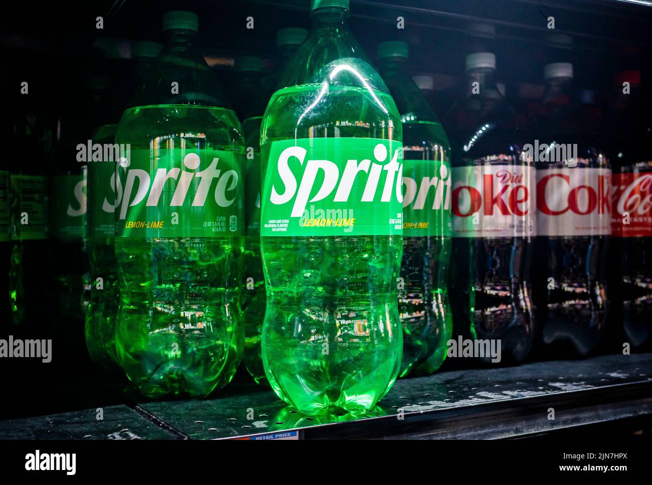 Des bouteilles de Sprite dans leur plastique vert sont vues sur une ...