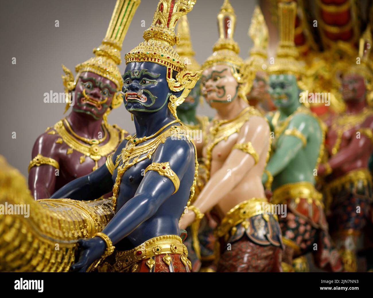 Asuras (démons) tirant sur un naga (serpent). Partie d'une statue à l ...