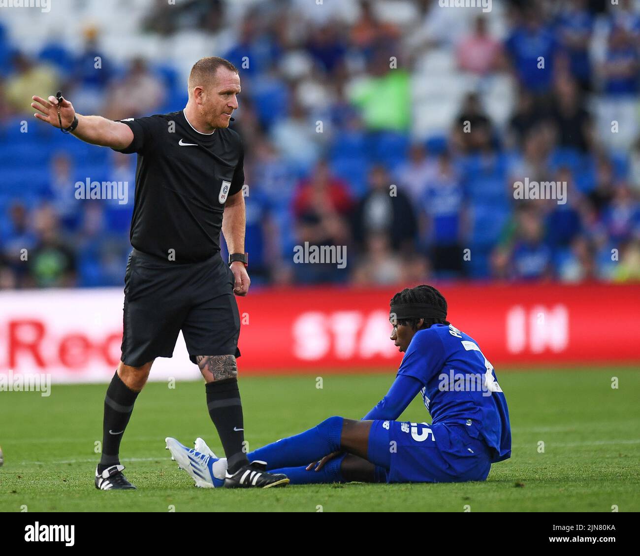Arbitre , Lee Swabey, remet un coup de pied gratuit à la suite d'une ...
