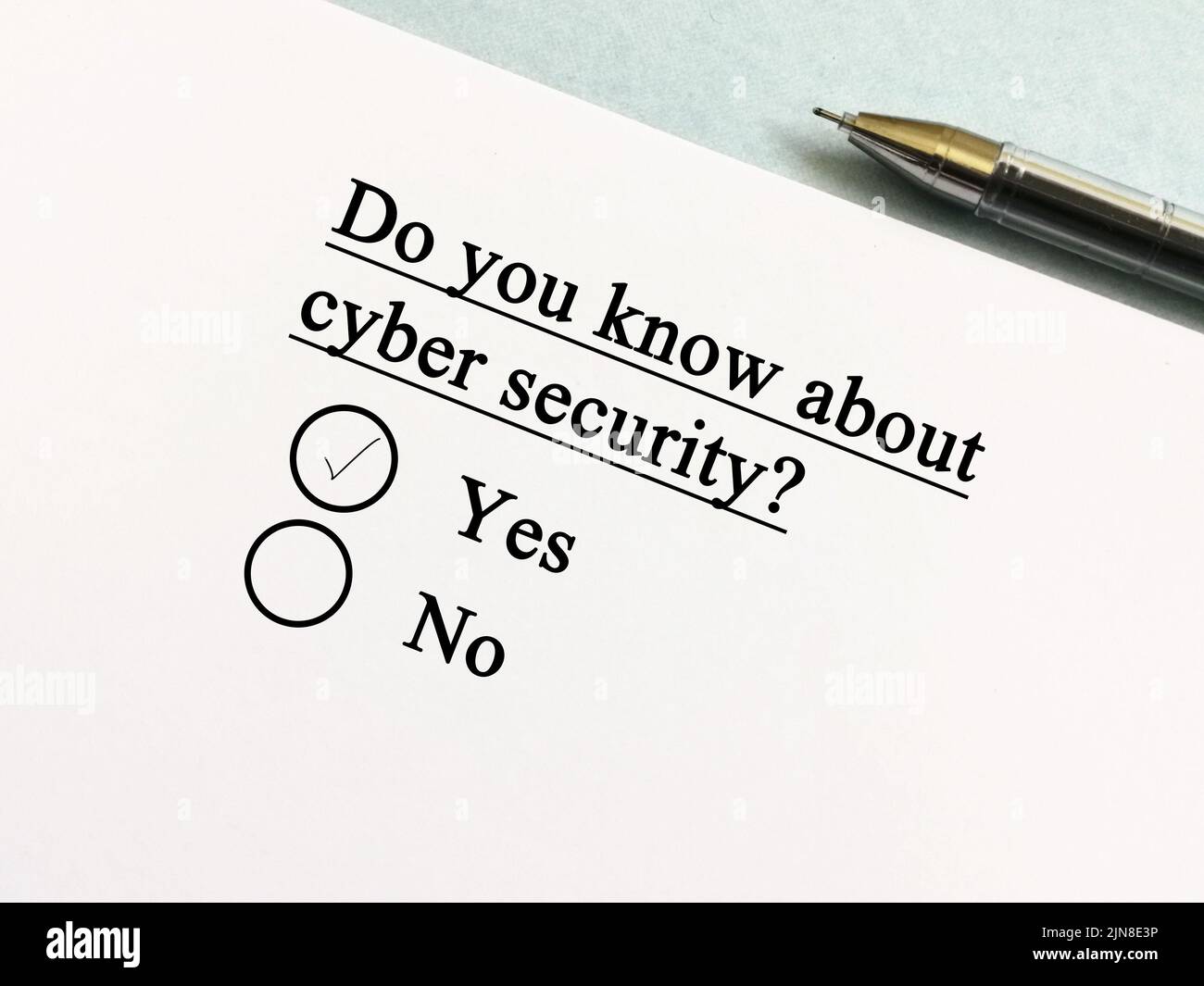 Une personne répond à une question sur la cyber-attaque. Il connaît la ...