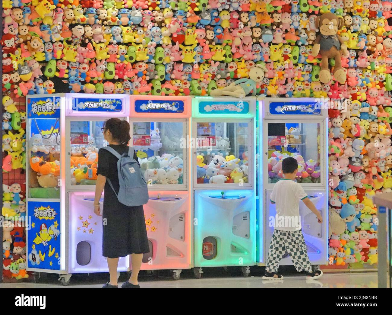 YANTAI, CHINE - 10 AOÛT 2022 - les citoyens jouent avec UFO CATCHER dans un centre commercial à ...