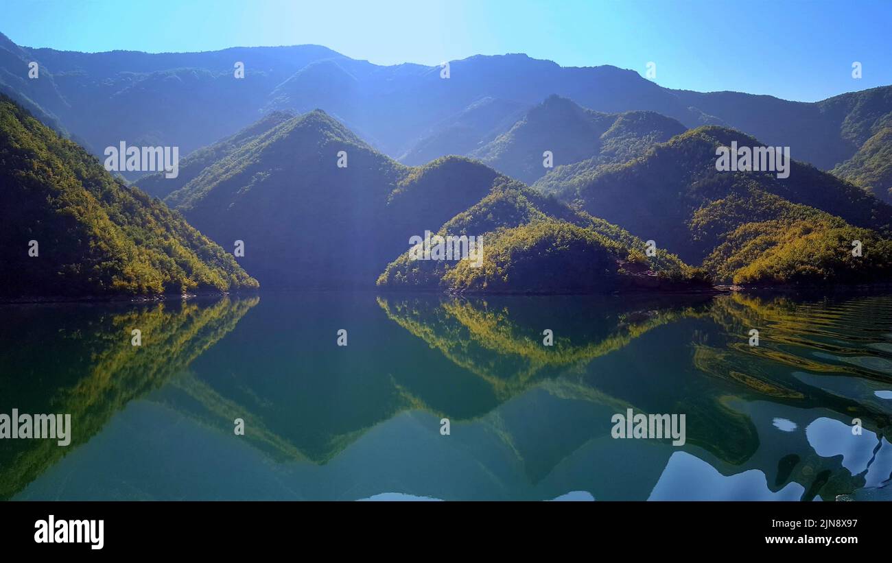 Lake koman ferry Banque de photographies et d’images à haute résolution ...