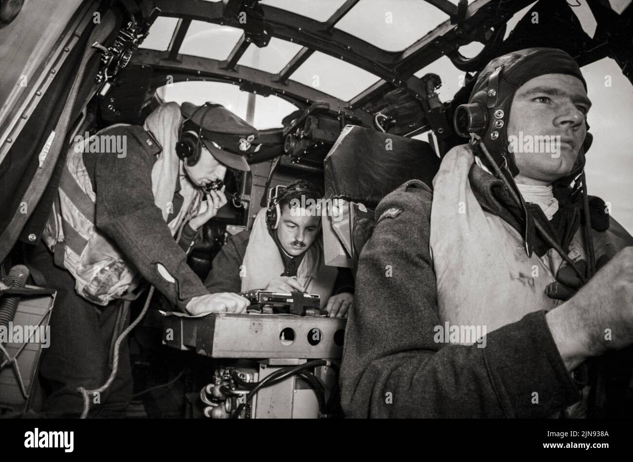À bord d'un Whitley VII de l'escadron n° 502 lors d'une patrouille anti ...