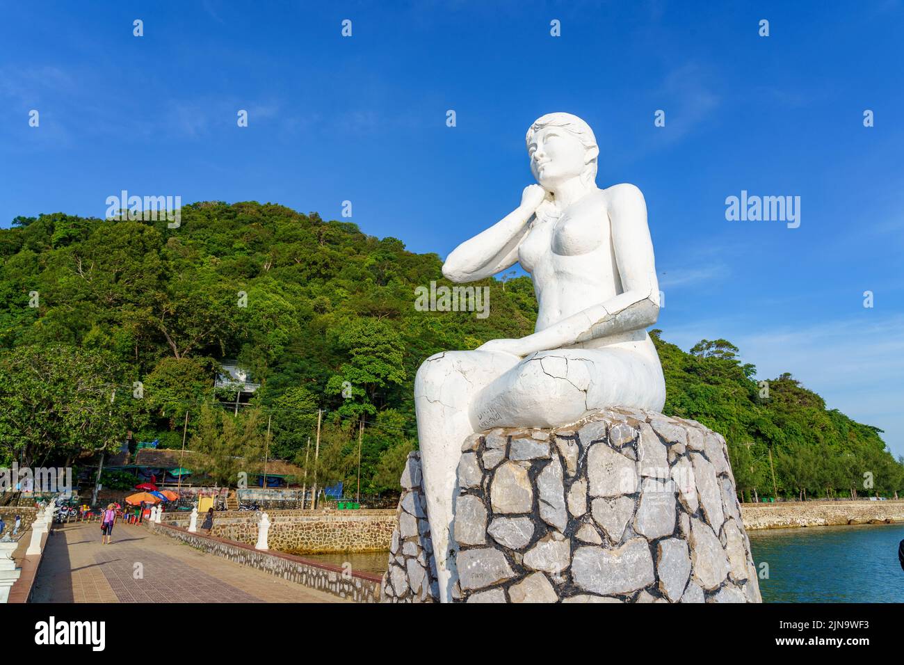 Cambodge. La station balnéaire de Kep. Province de Krong Kep. La statue de Sreysor ou la statue ...