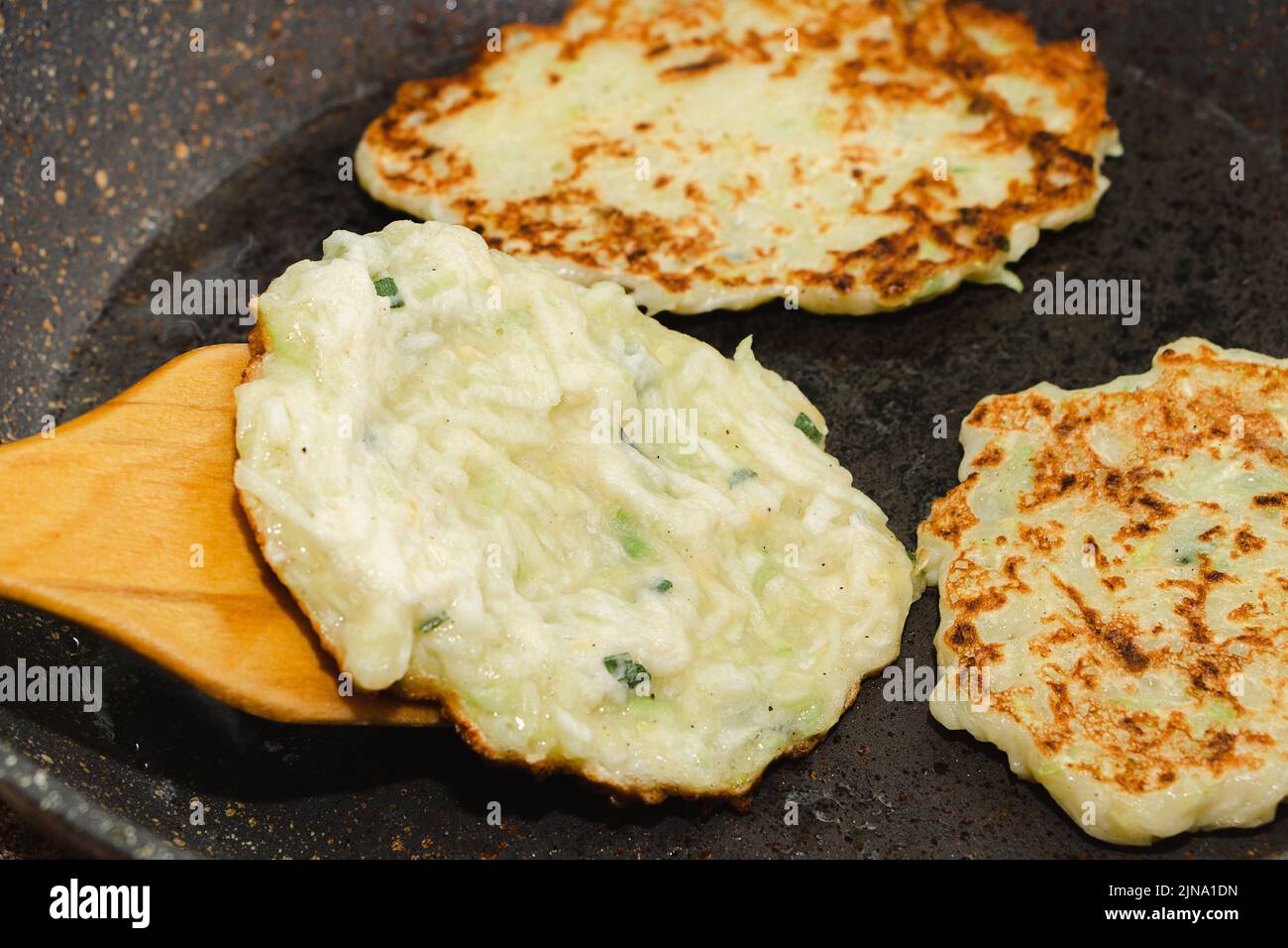 Recette pour beignets de courgettes. Étape 5 - faites frire les crêpes ...