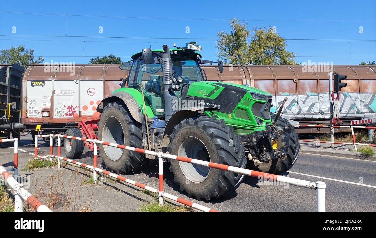 Viersen, Allemagne. 10th août 2022. Un tracteur se tient devant un ...