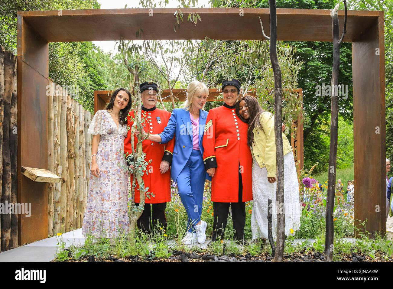 L'actrice Joanna Lumley avec les retraités de Chelsea, la militante de ...