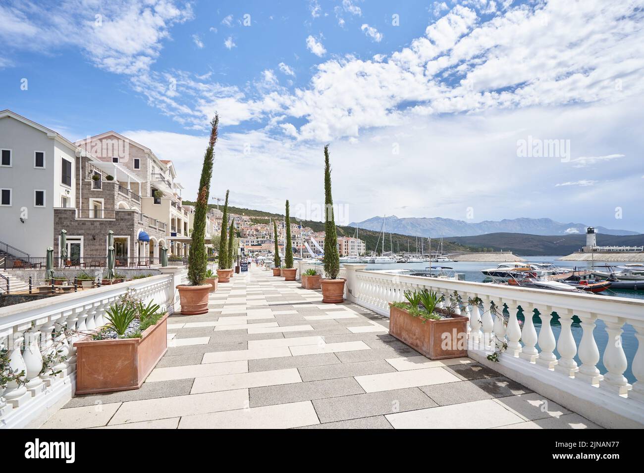 TIVAT, MONTÉNÉGRO - 17 JUILLET 2021 : promenade de luxe de la baie de ...