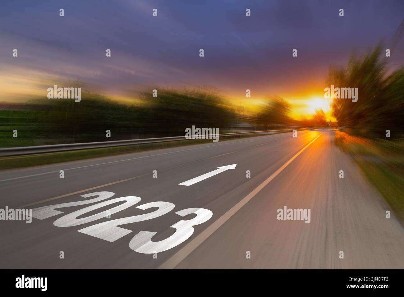 Motion Blur, route asphaltée vide et concept du nouvel an 2023 ... Motion Blur, route asphaltée vide et concept du nouvel an 2023 ...