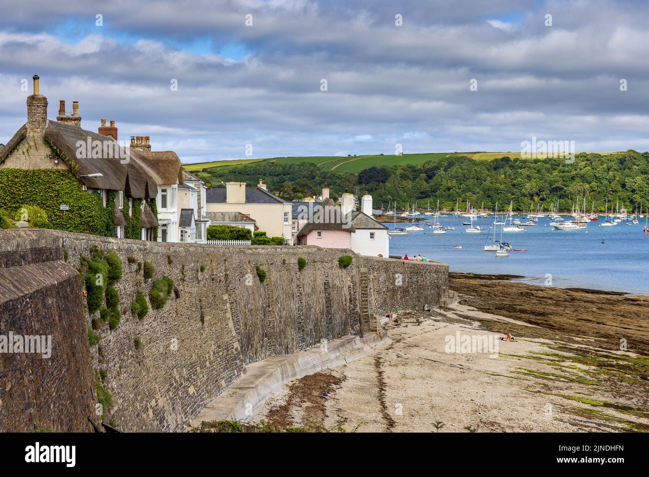 Des cottages pittoresques donnent sur le port dans le village de bord ...