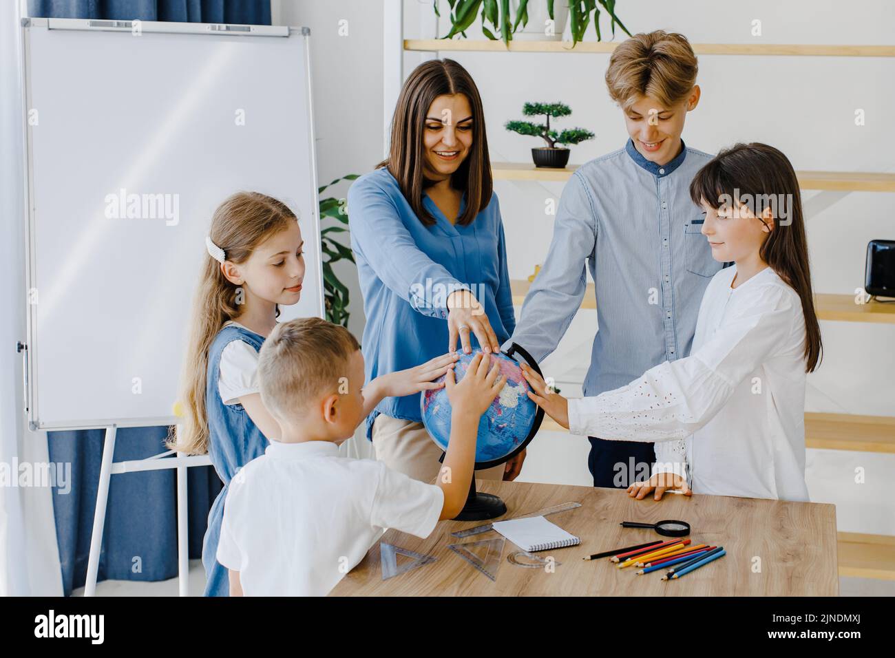 Les enfants se touchent Banque de photographies et d’images à haute ...
