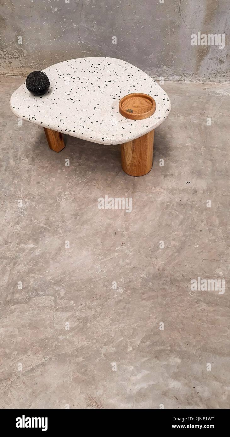 table basse côté ou centrale de designer, dessus en pierre naturelle ...