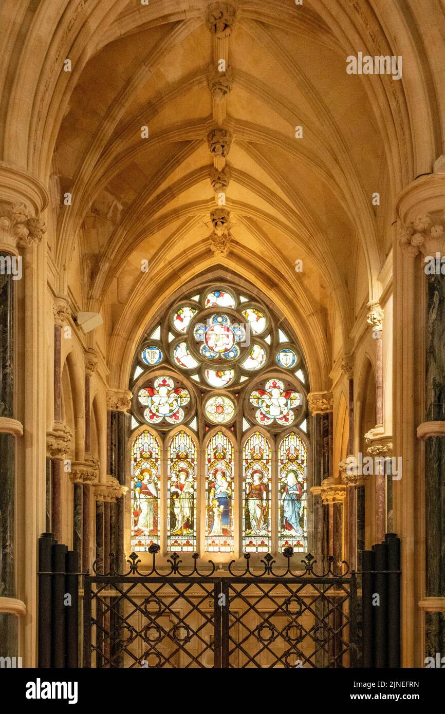 Gothic church inside close Banque de photographies et d’images à haute ...