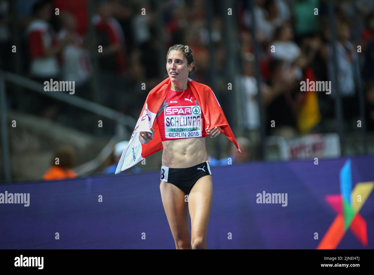 Fabienne Schlumpf avec le drapeau de son pays aux Championnats ...