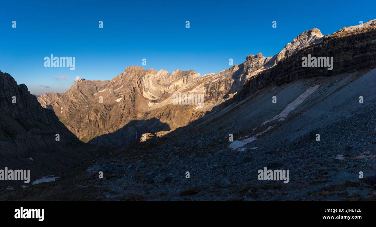 Cirque de Gavarnie du refuge des Sarradets dans les Pyrénées françaises ...