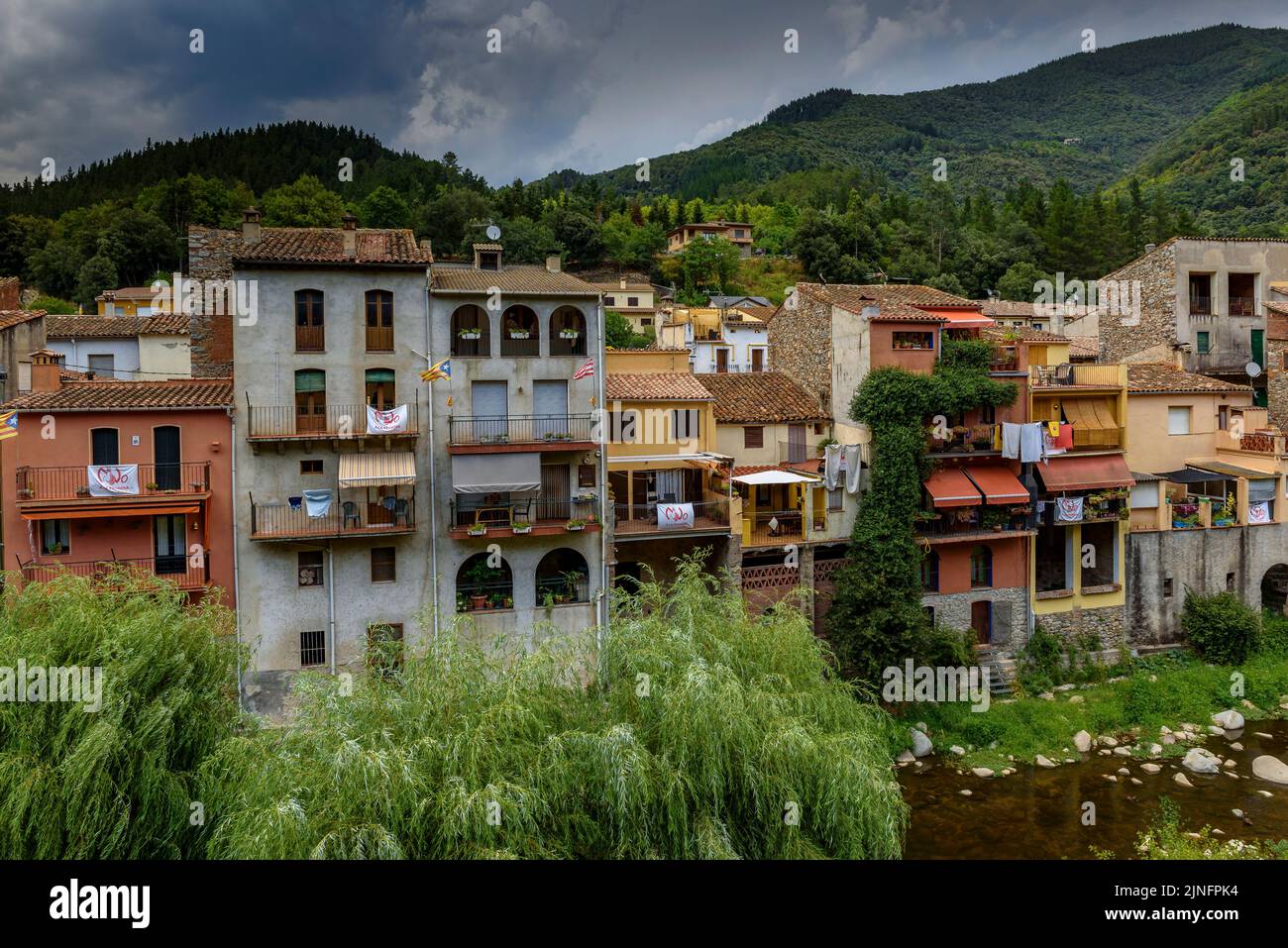 OSOR village, dans les montagnes des Guilleries, avec le pont et le ...