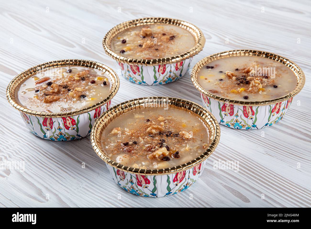 Dessert turc traditionnel appelé « Aşure » également connu sous le nom ...