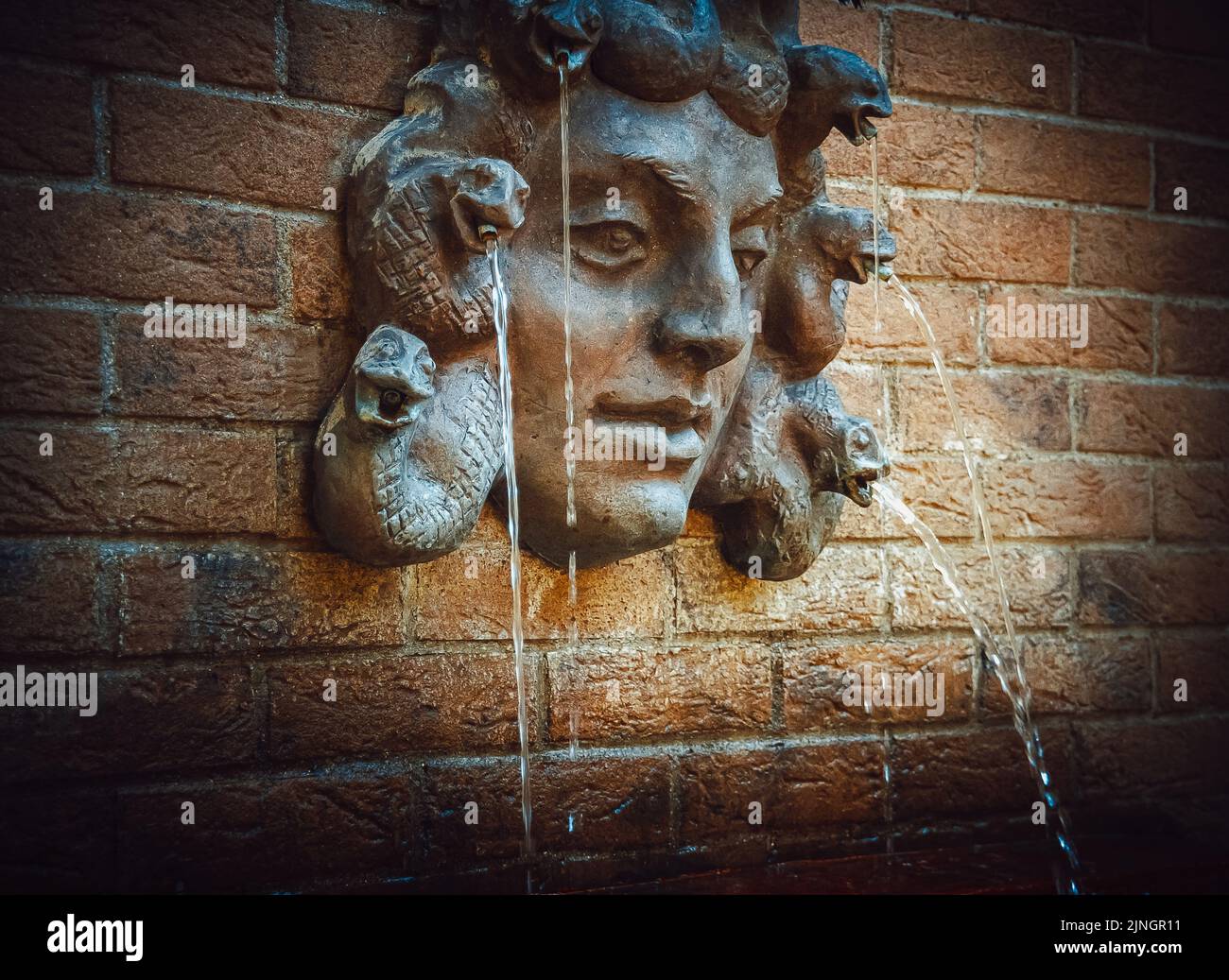 La tête de Medusa Gorgon sous la forme d'un bas-relief de la fontaine ...