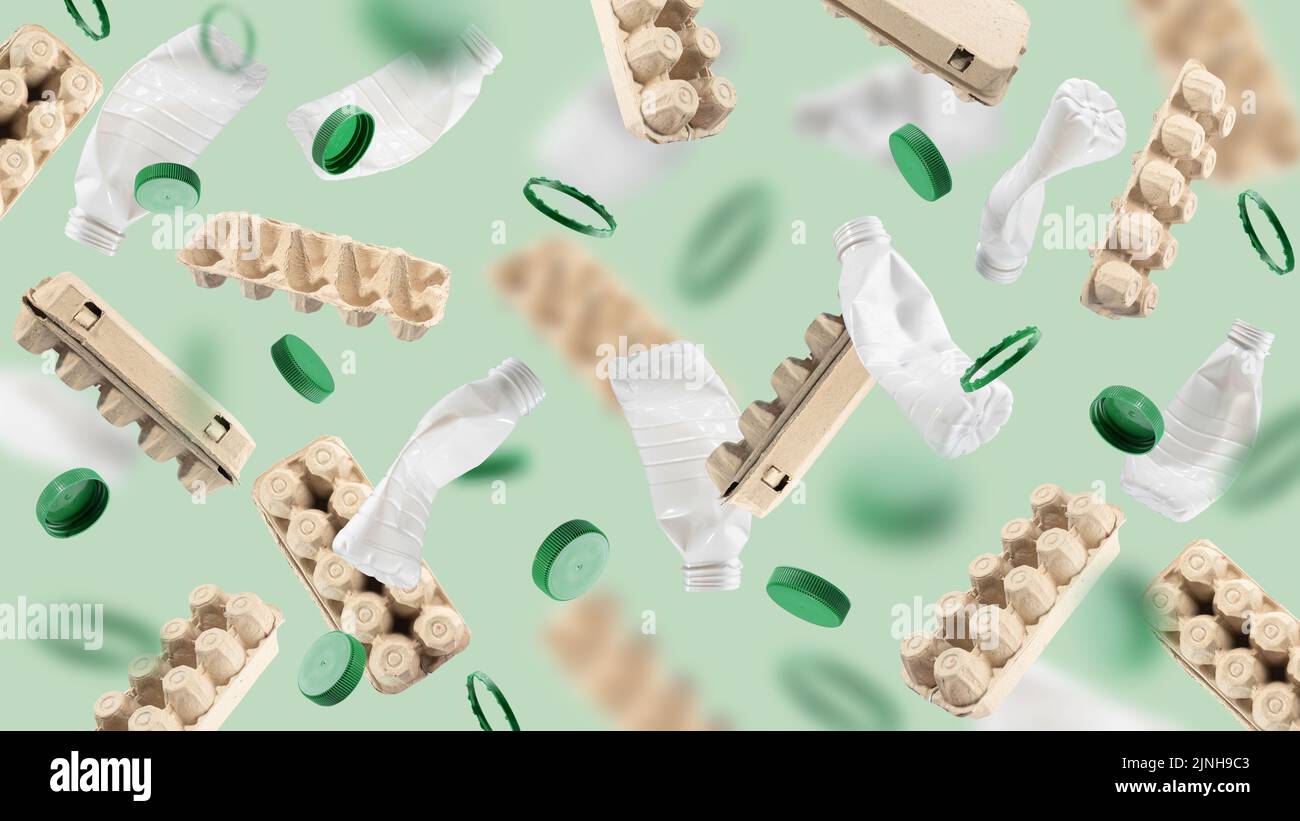 Carton d'œufs en carton recyclé, bouteilles en plastique et bouchons de ...