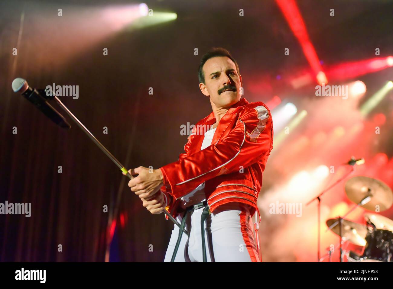 Pablo Padin chanteur et pianiste du groupe musical 'Dieu sauve la Reine ...