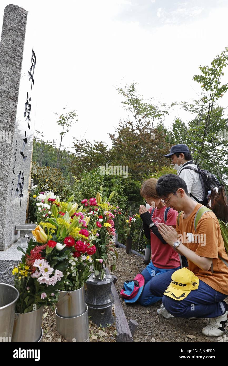 Ueno, Japon, le 12 août 2022, les gens prient à un monument dédié aux ...