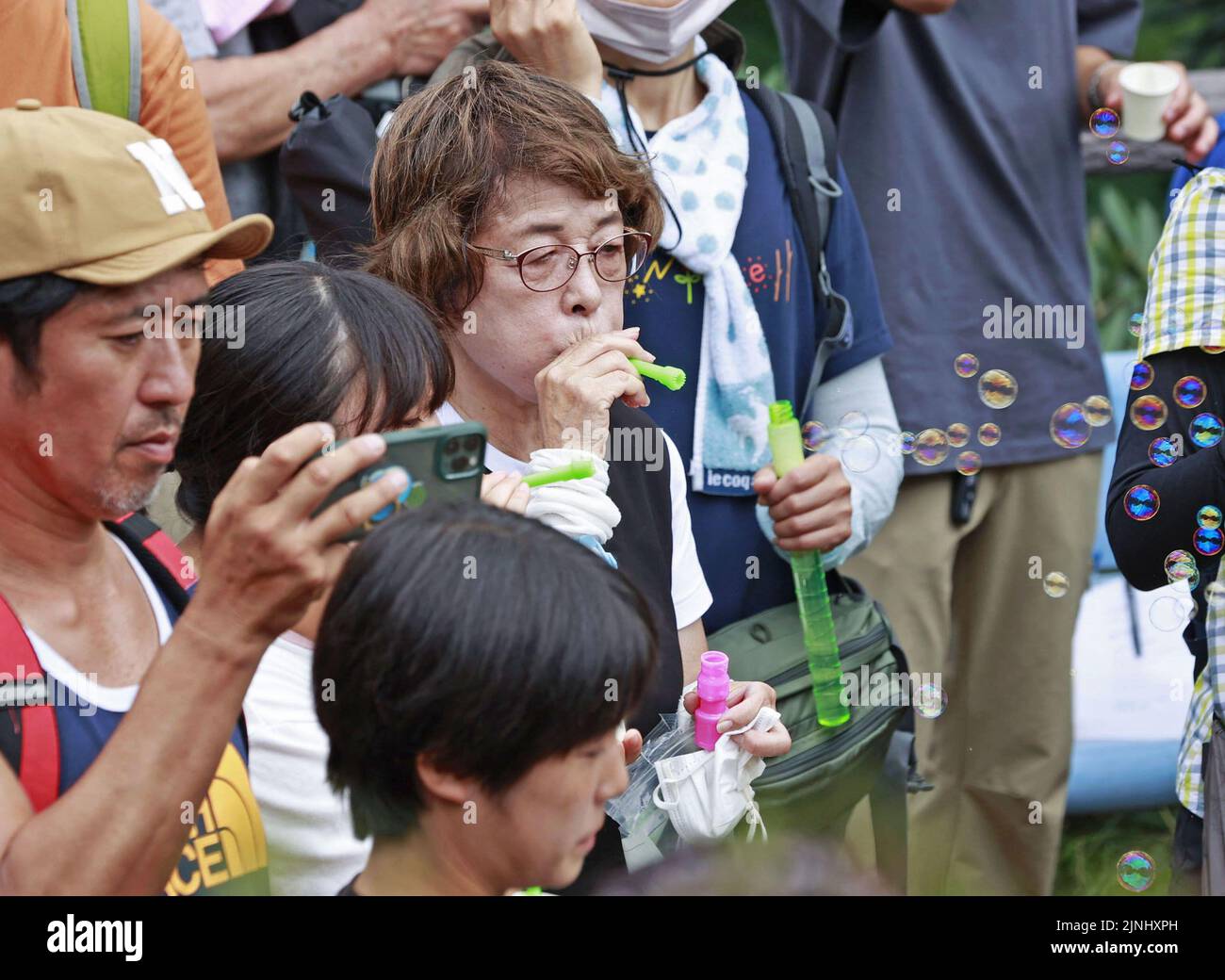 Ueno, Japon, le 12 août 2022, des gens soufflent des bulles dans un ...