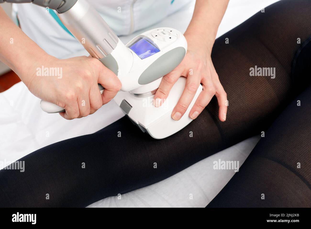 La femme reçoit un massage GPL pour enlever la cellulite de son corps ...
