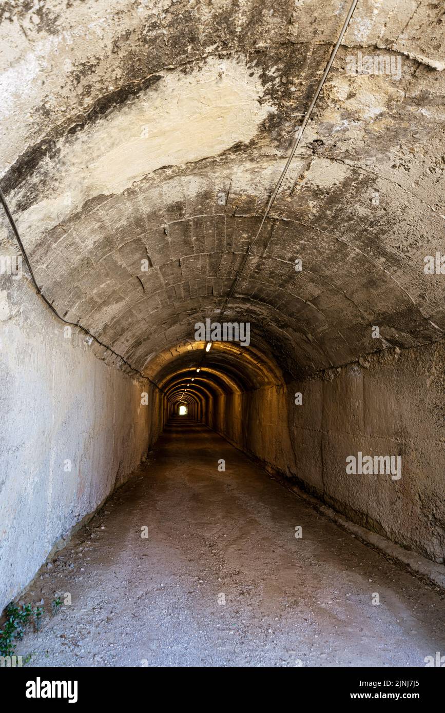 Albanie, 12 mai 2022 - tunnel menant à un bunker de la Seconde Guerre ...