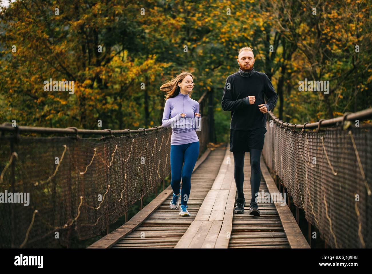 La jeune famille passe du temps avec les avantages. Couple sportif en ...