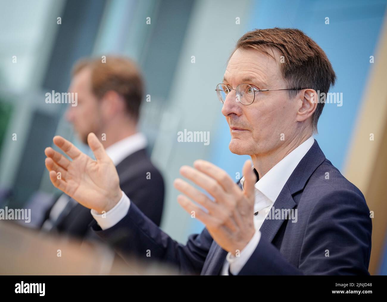 Berlin, Allemagne. 12th août 2022. Karl Lauterbach (SPD, r), ministre ...