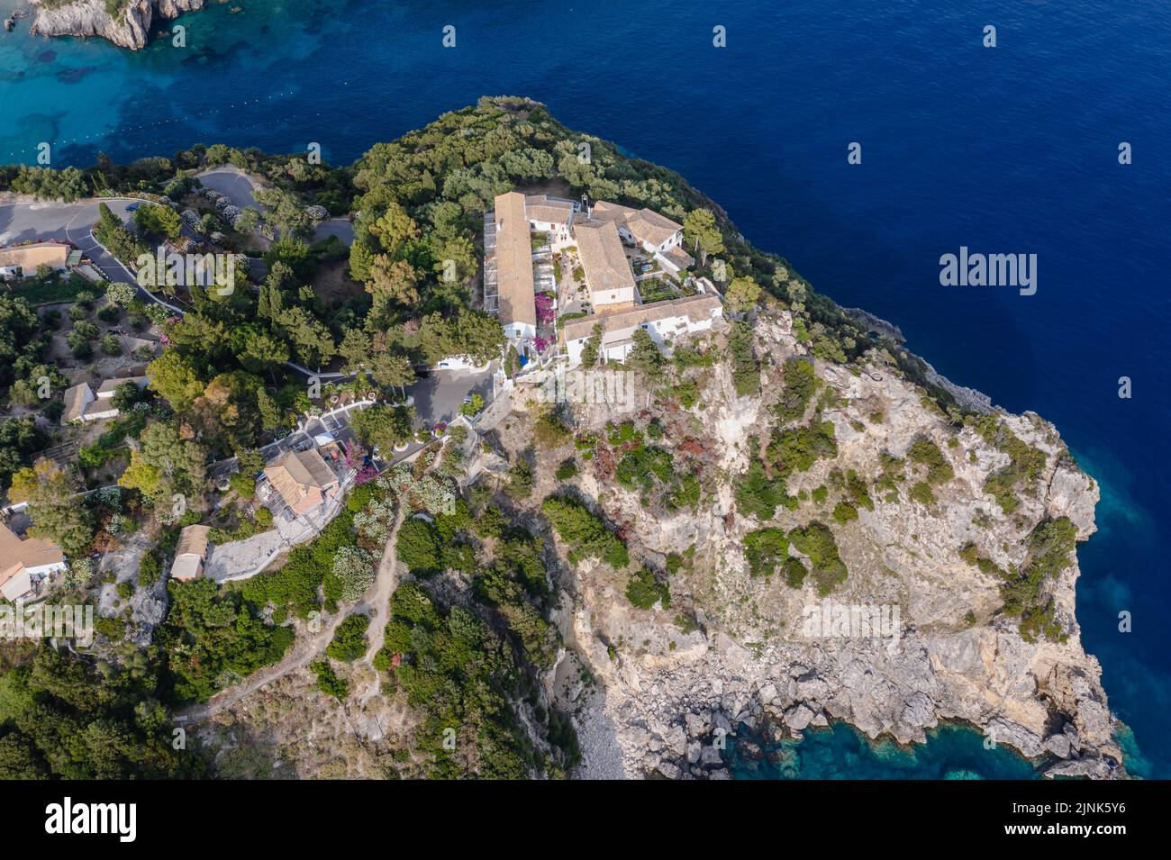 Vue aérienne de drone avec monastère à Palaiokastritsa célèbre station balnéaire sur l'île ...