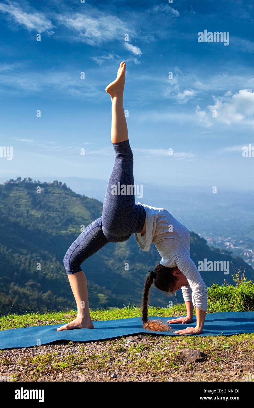 étirement, yoga, flexion du dos, flexibilité, yoga en extérieur, eka ...