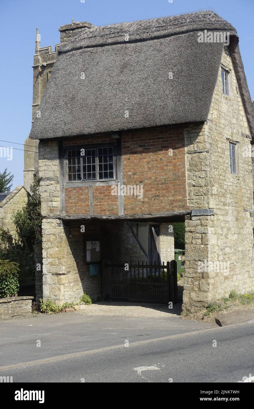 L'église Saint-Pierre et Saint-Paul long Compton date du 13th siècle ...