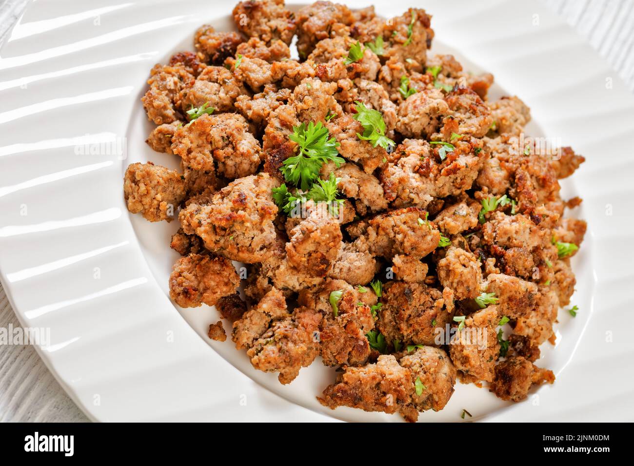 Gros plan de saucisses italiennes frites de viande de porc fraîchement ...