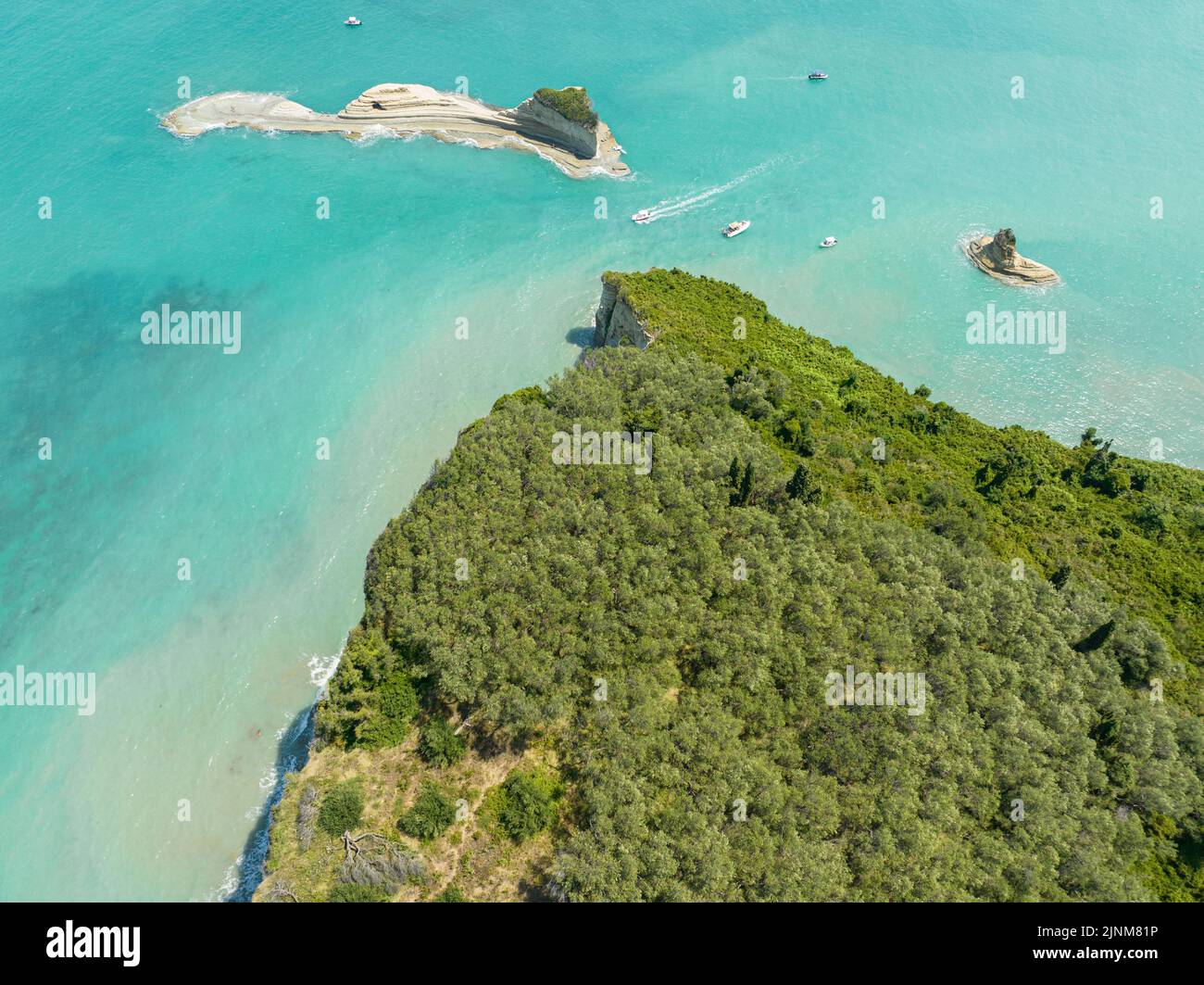 Vue aérienne de la falaise surplombant la mer près de la plage d ...