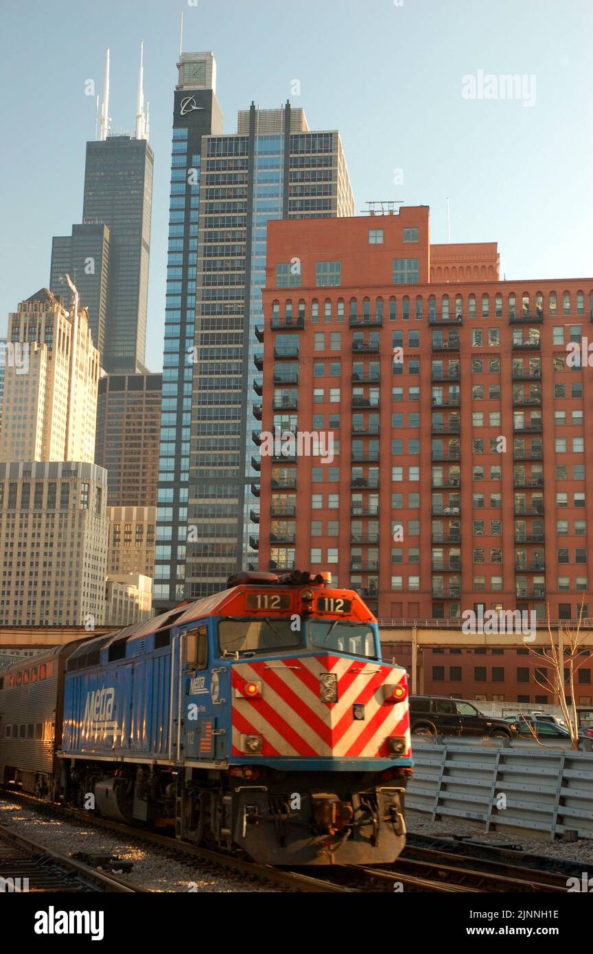 Un train Metra, qui fait partie des lignes de chemin de fer de banlieue ...