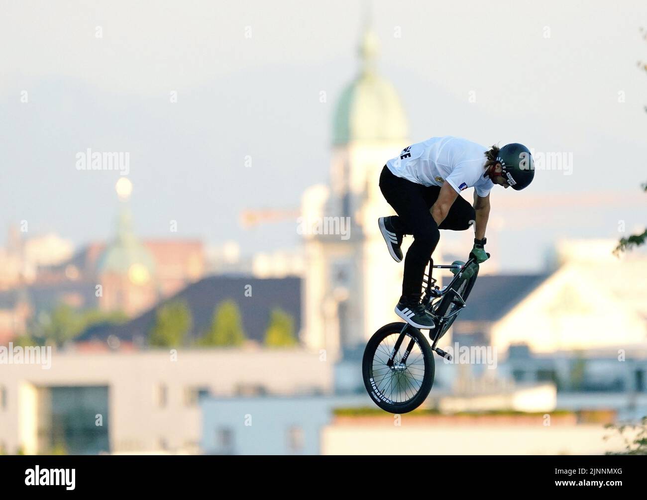 Anthony Jeanjean (FRA) dans la qualification du BMX Freestyle lors des ...