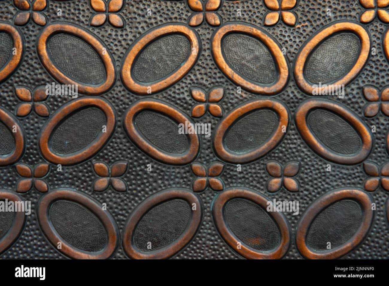 Batik indonésien traditionnel texturé sur l'acier. Paroi en acier ...