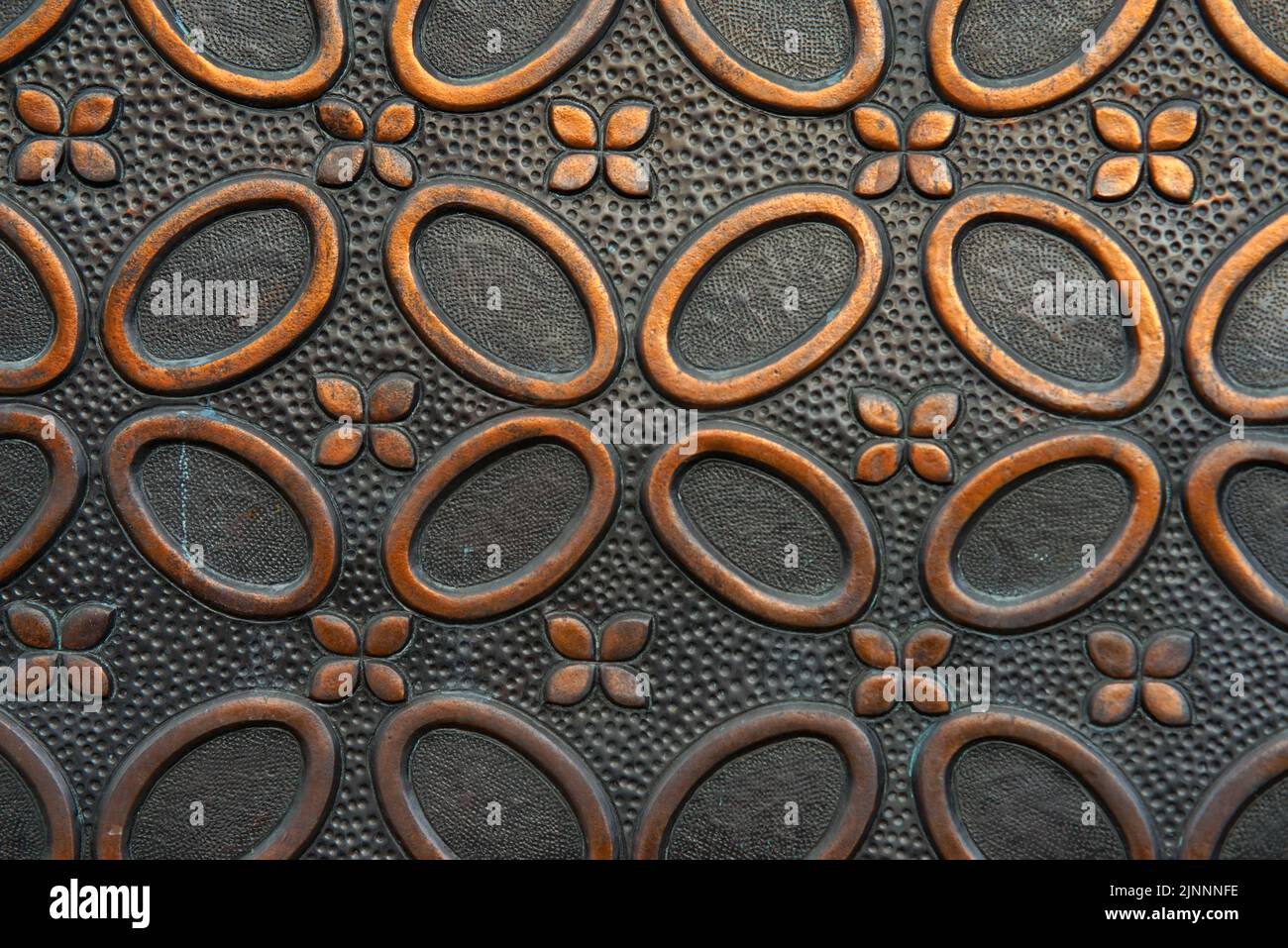 Batik indonésien traditionnel texturé sur l'acier. Paroi en acier ...