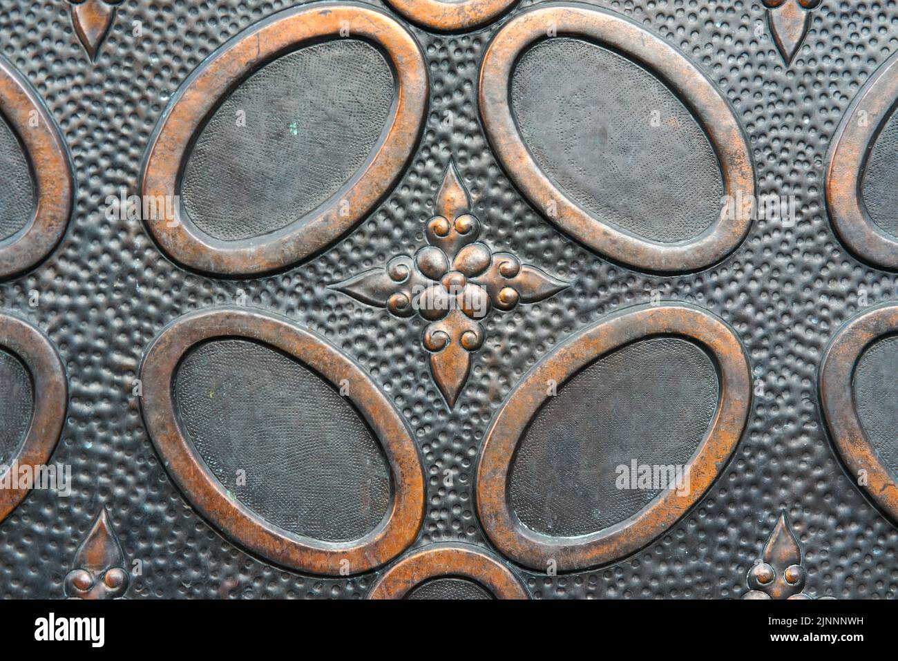 Batik indonésien traditionnel texturé sur l'acier. Paroi en acier ...