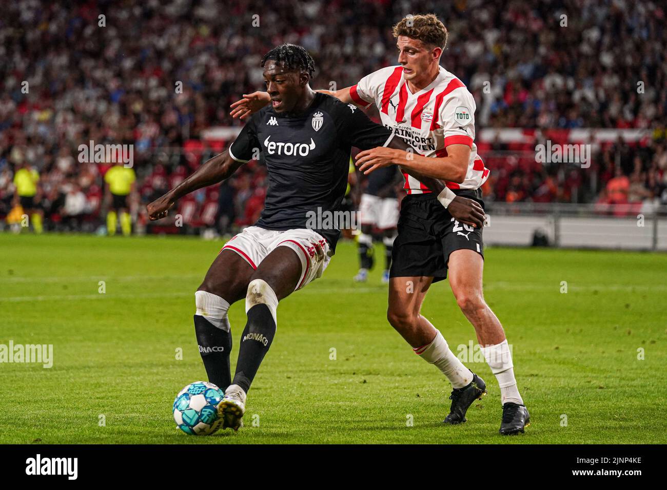 EINDHOVEN, PAYS-BAS - AOÛT 9 : Axel Disasi d'AS Monaco, Guus til du PSV ...