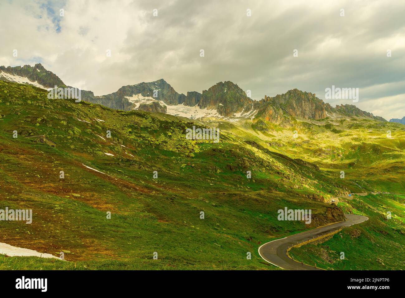 Paysage de montagne pittoresque. Montagnes alpines en Suisse, col de ...