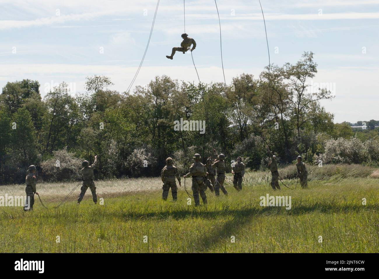 Deux soldats viennent d'un hélicoptère UH-60 Black Hawk et se préparent ...