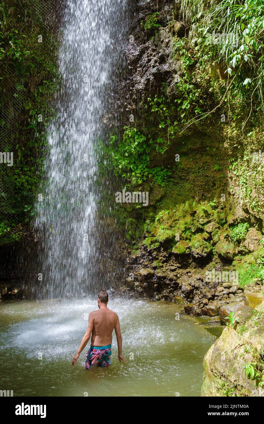 Les jeunes hommes se détendent à la cascade de Toraille Sainte-Lucie ...
