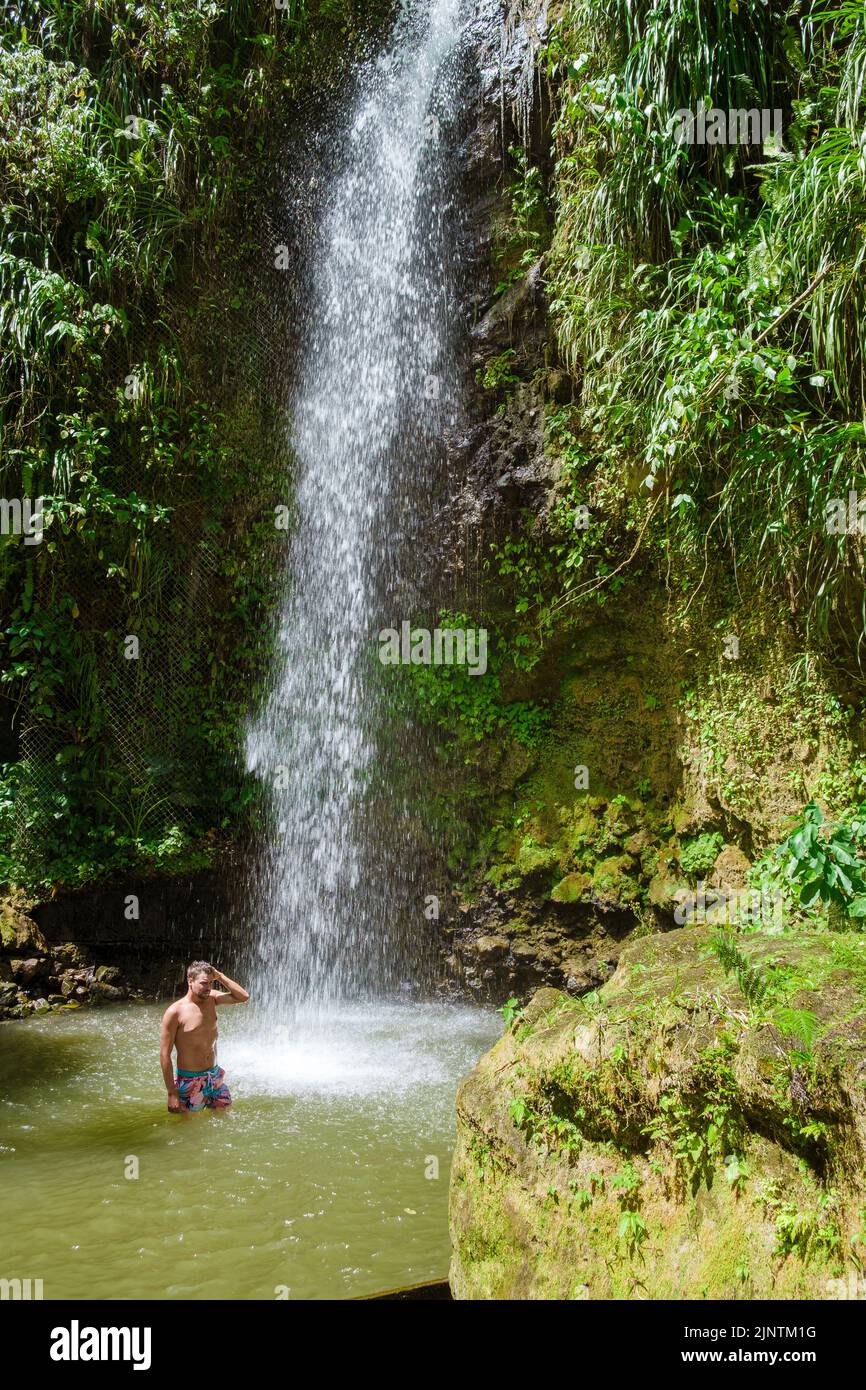 Les jeunes hommes se détendent à la cascade de Toraille Sainte-Lucie ...