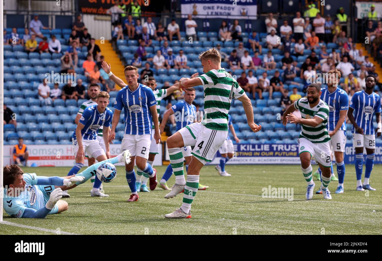 Carl Starfelt, de Celtic, marque le quatrième but de son équipe lors du ...