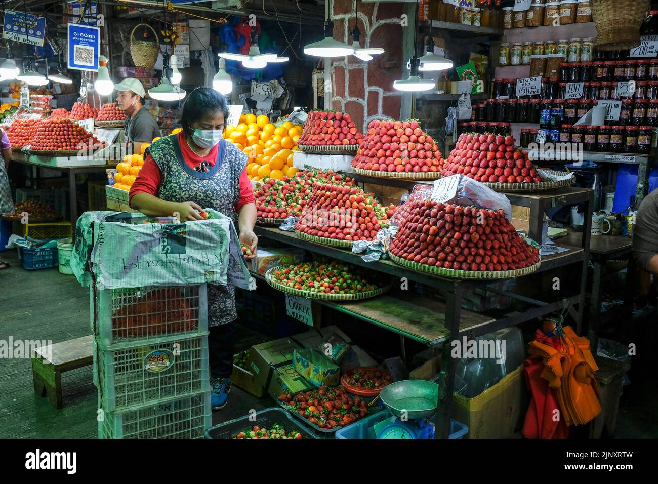 Baguio, Philippines - août 2022 : stand de fraises sur le marché de ...