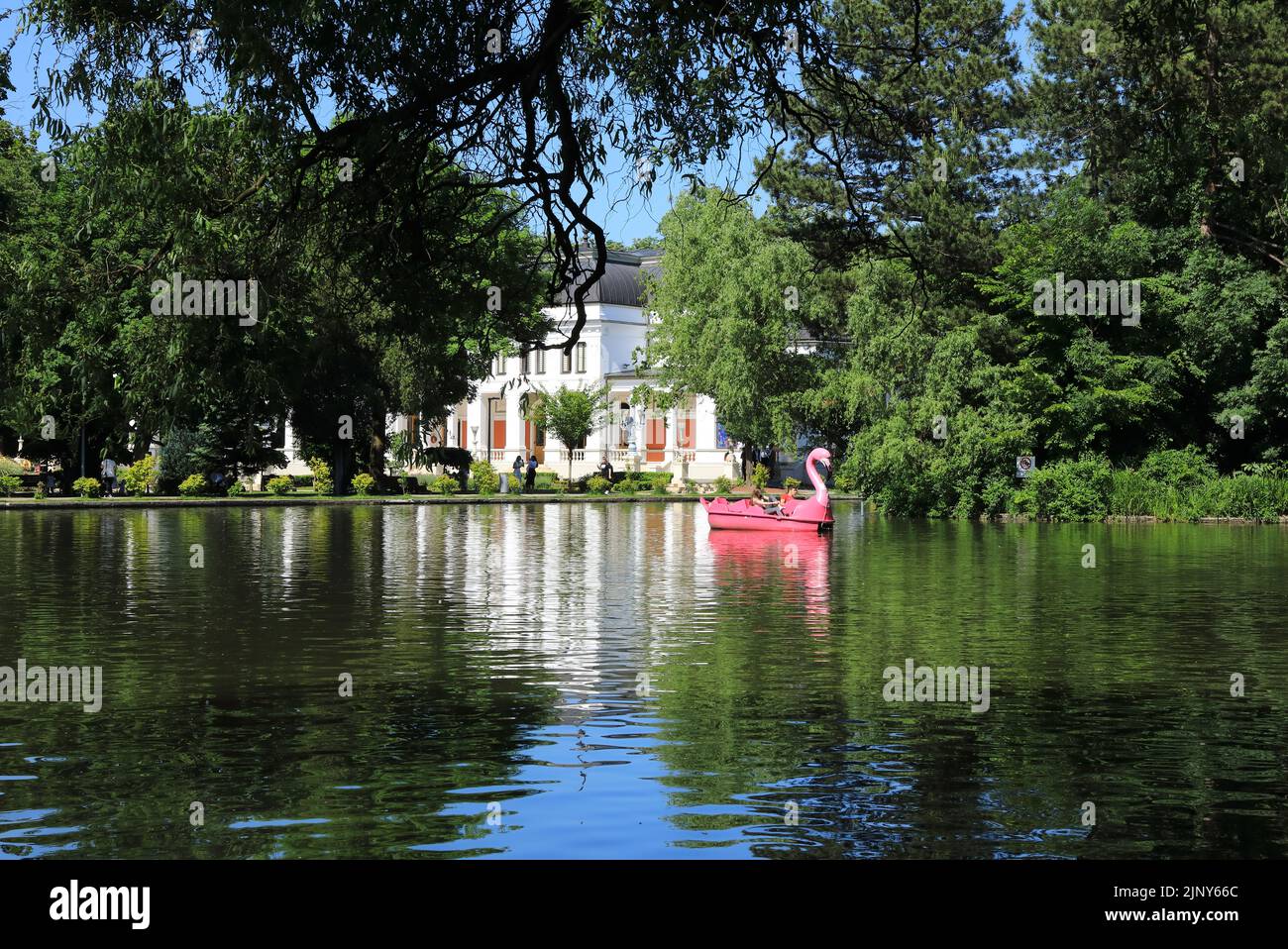 Le lac de navigation dans Central Park à Cluj-Napoca, la capitale ...